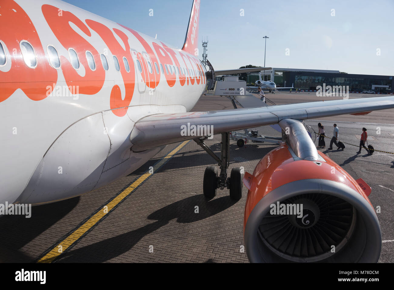 Blue sky easyjet plane photograph hi-res stock photography and images ...