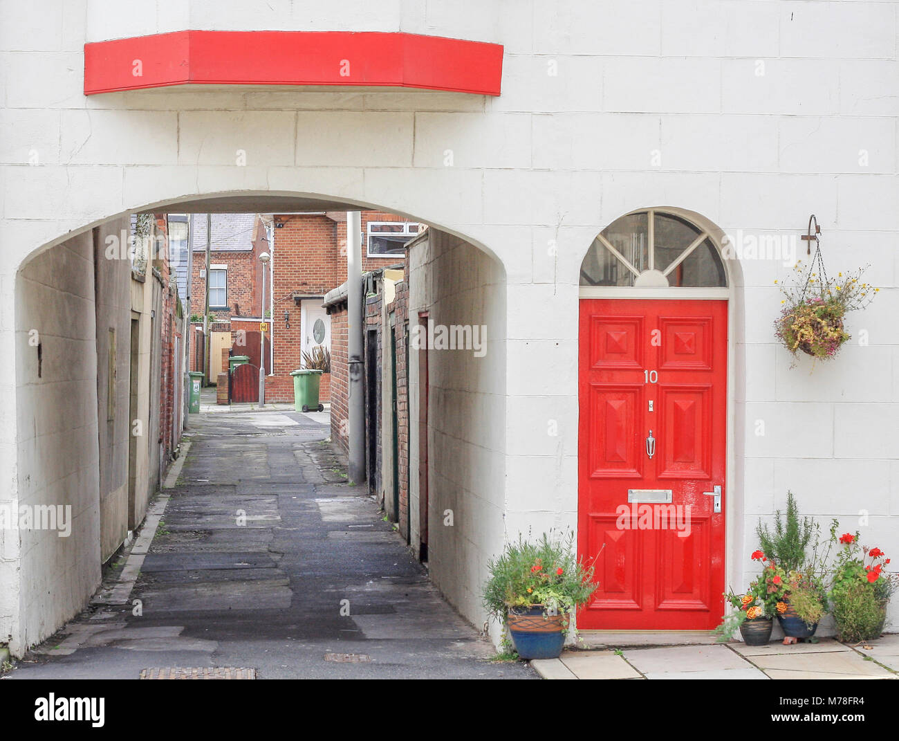 Architecture building door alley hi-res stock photography and images ...