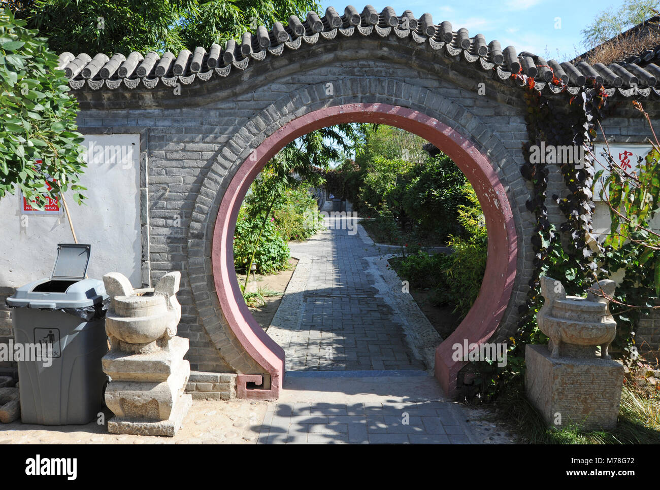 Garden moon gate hi-res stock photography and images - Alamy