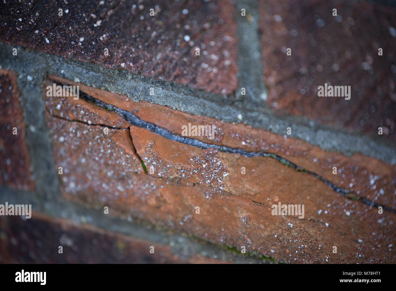 Freeze thaw brickwall hi-res stock photography and images - Alamy