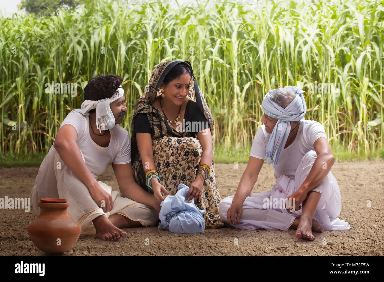 Rural woman serving lunch to farmers in field Stock Photo - Alamy