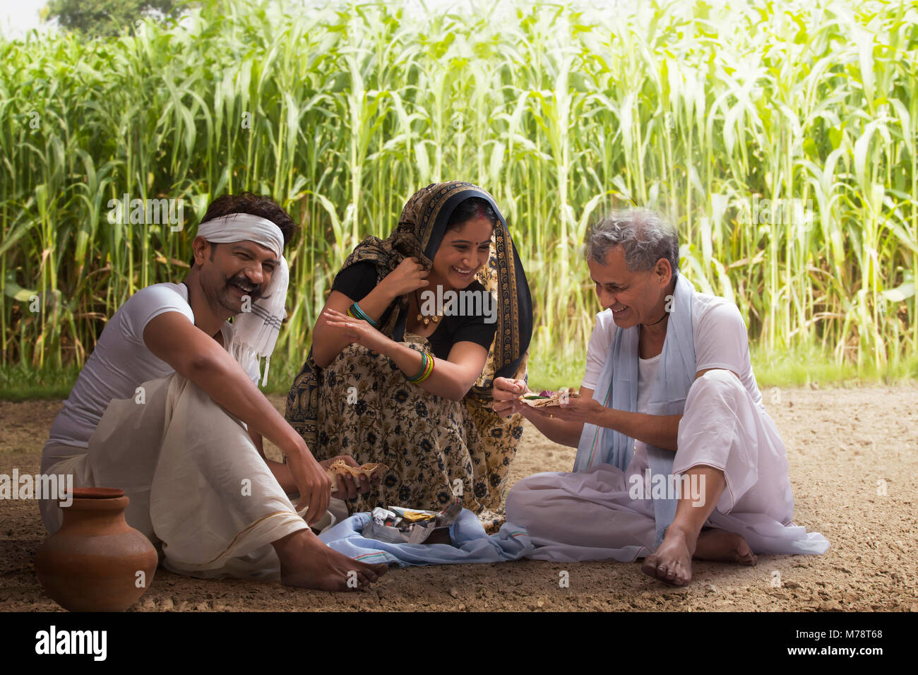 Rural woman serving lunch to farmers in field Stock Photo - Alamy