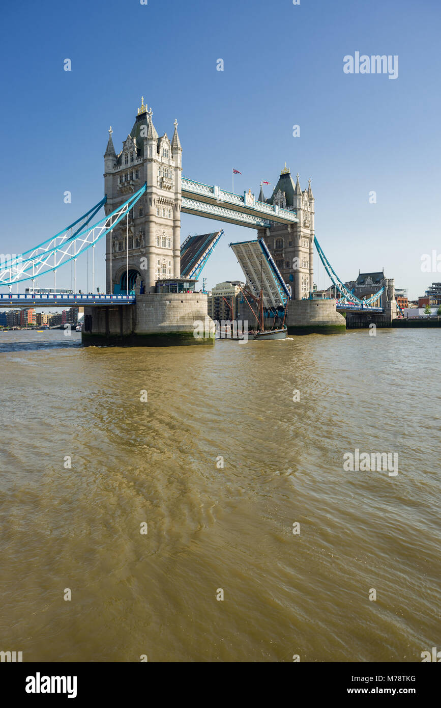 Bridge mast hi-res stock photography and images - Alamy