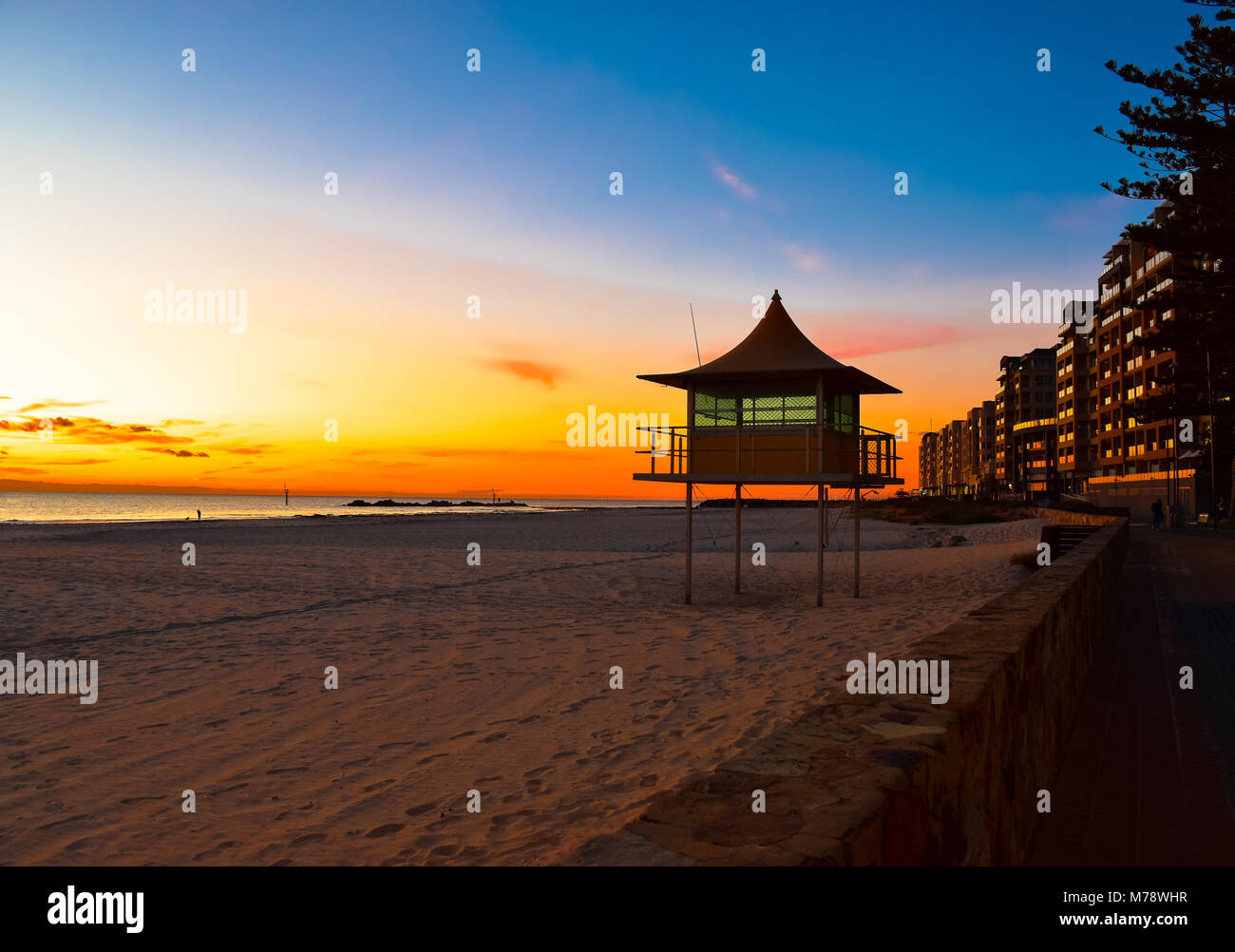 Lifeguardtower hi-res stock photography and images - Alamy