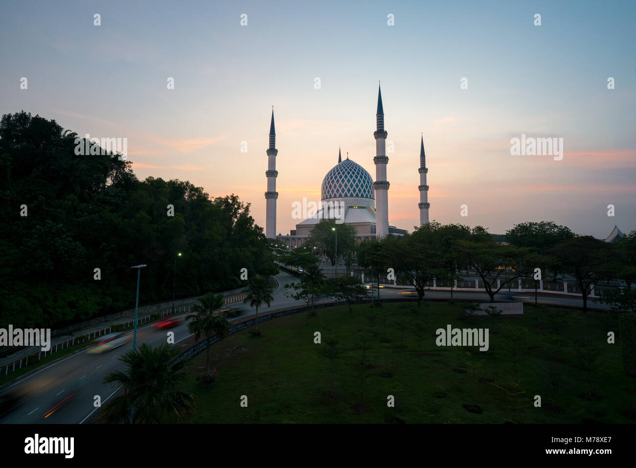Salahuddin Abdul Aziz Shah Mosque (also known as the Blue Mosque ...
