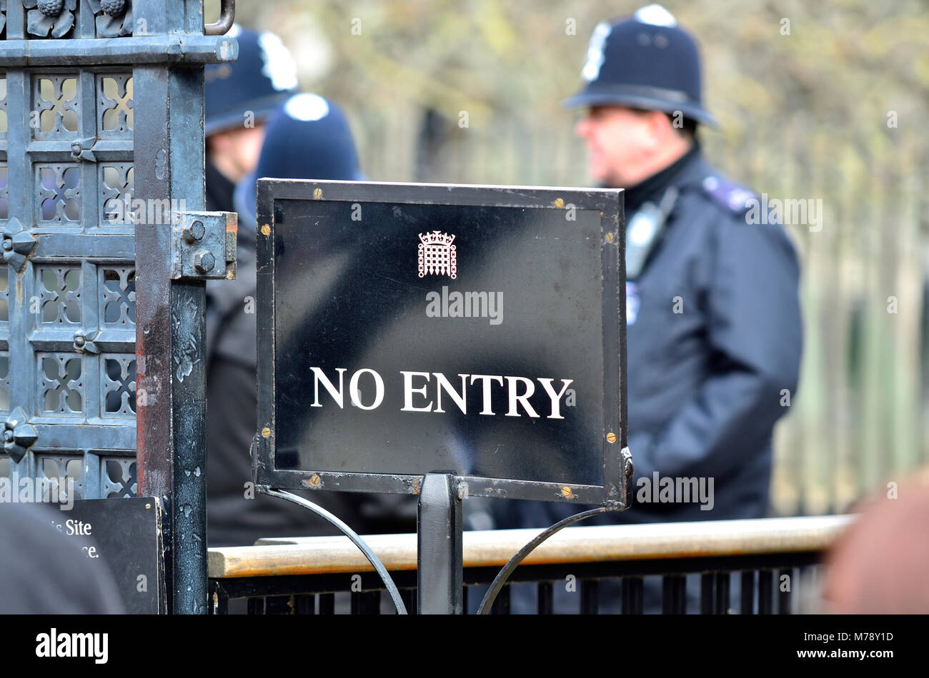 London, England, UK. No Entry sign and police officers at the gates of ...