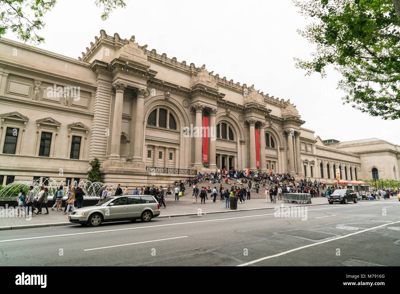 Met ny crowd hi-res stock photography and images - Alamy