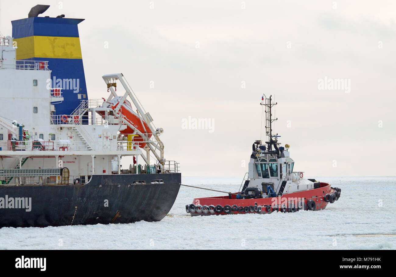 To tow a large tanker in the port for loading Stock Photo - Alamy