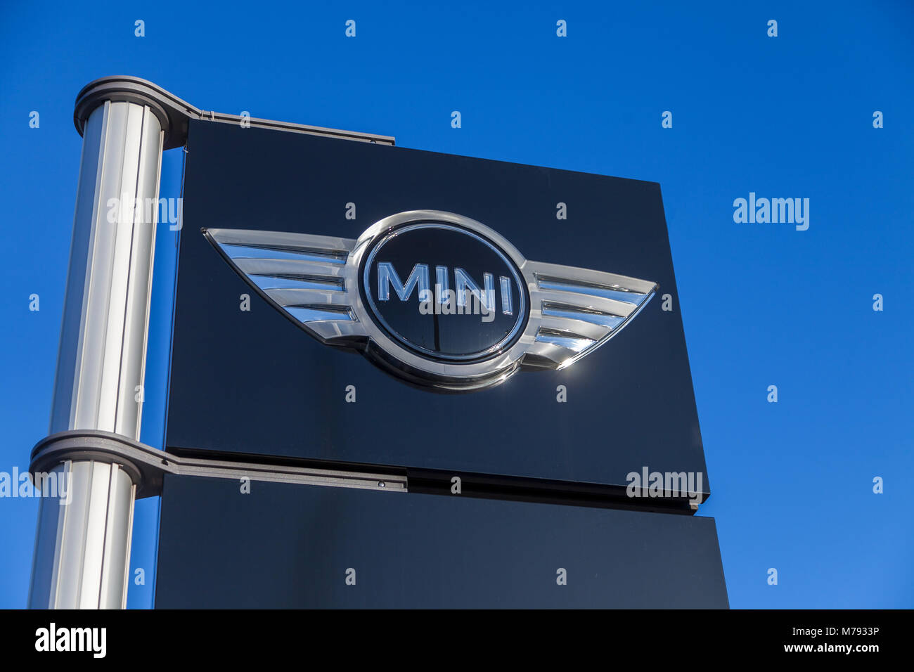 Bmw mini logo sign hi-res stock photography and images - Alamy