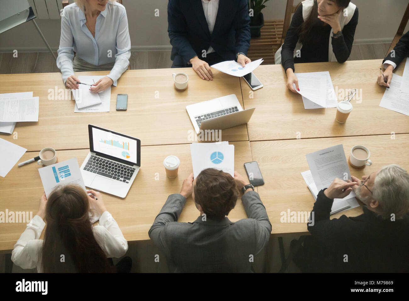 Workers conference table hi-res stock photography and images - Alamy