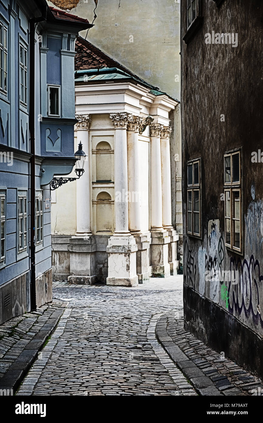 Narrow corner buildings hi-res stock photography and images - Alamy