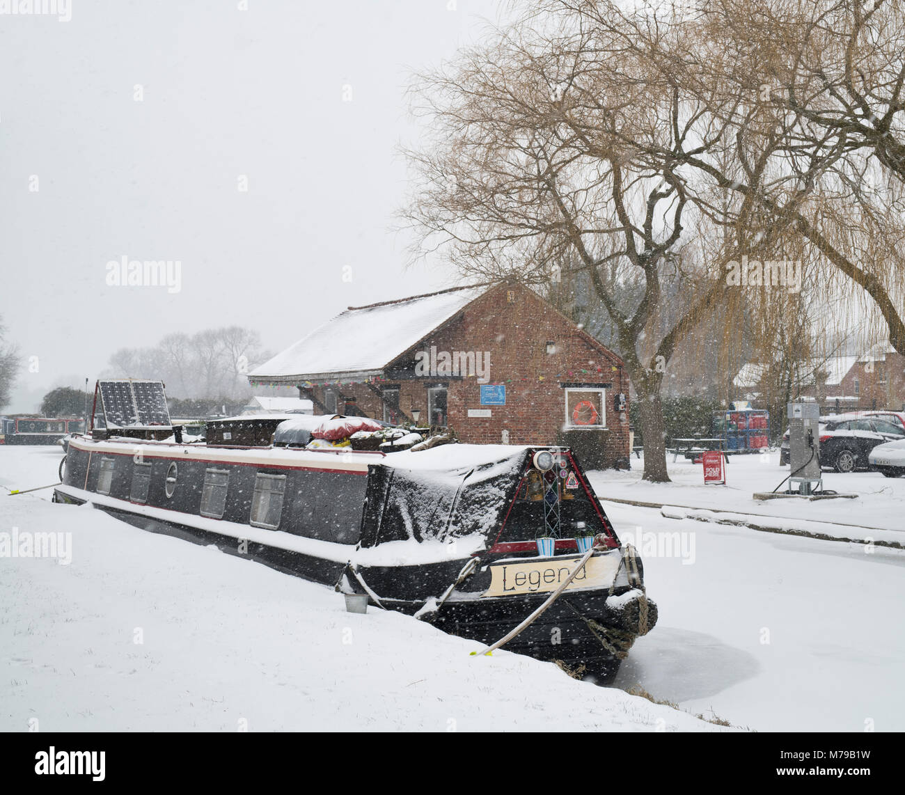 Barge boat canal snow frozen ice icy hi-res stock photography and images - Alamy