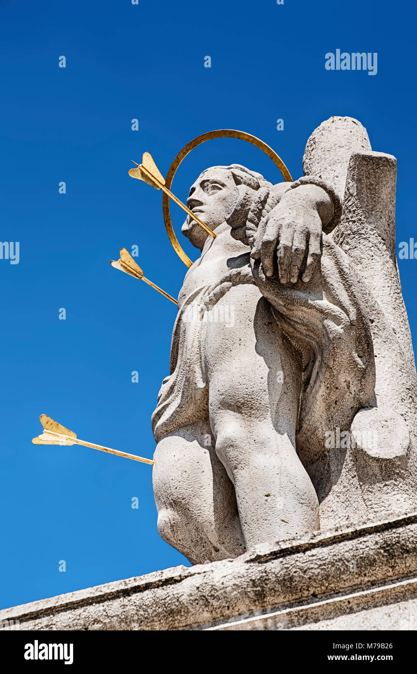 Gold man statue hi-res stock photography and images - Alamy