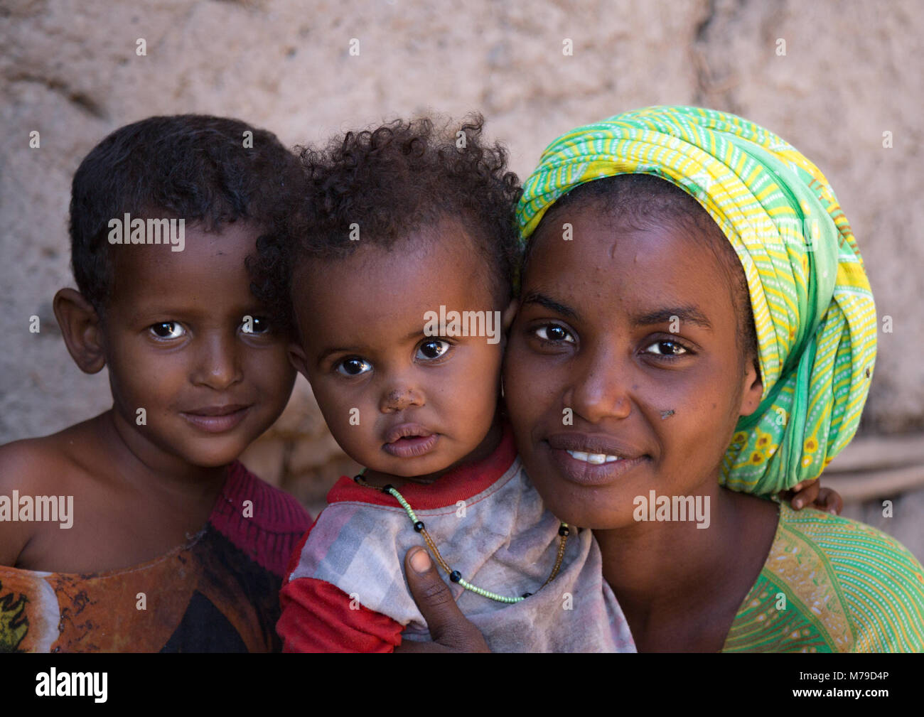 Portrait of an afar tribe woman with her children, Afar region, Assayta ...