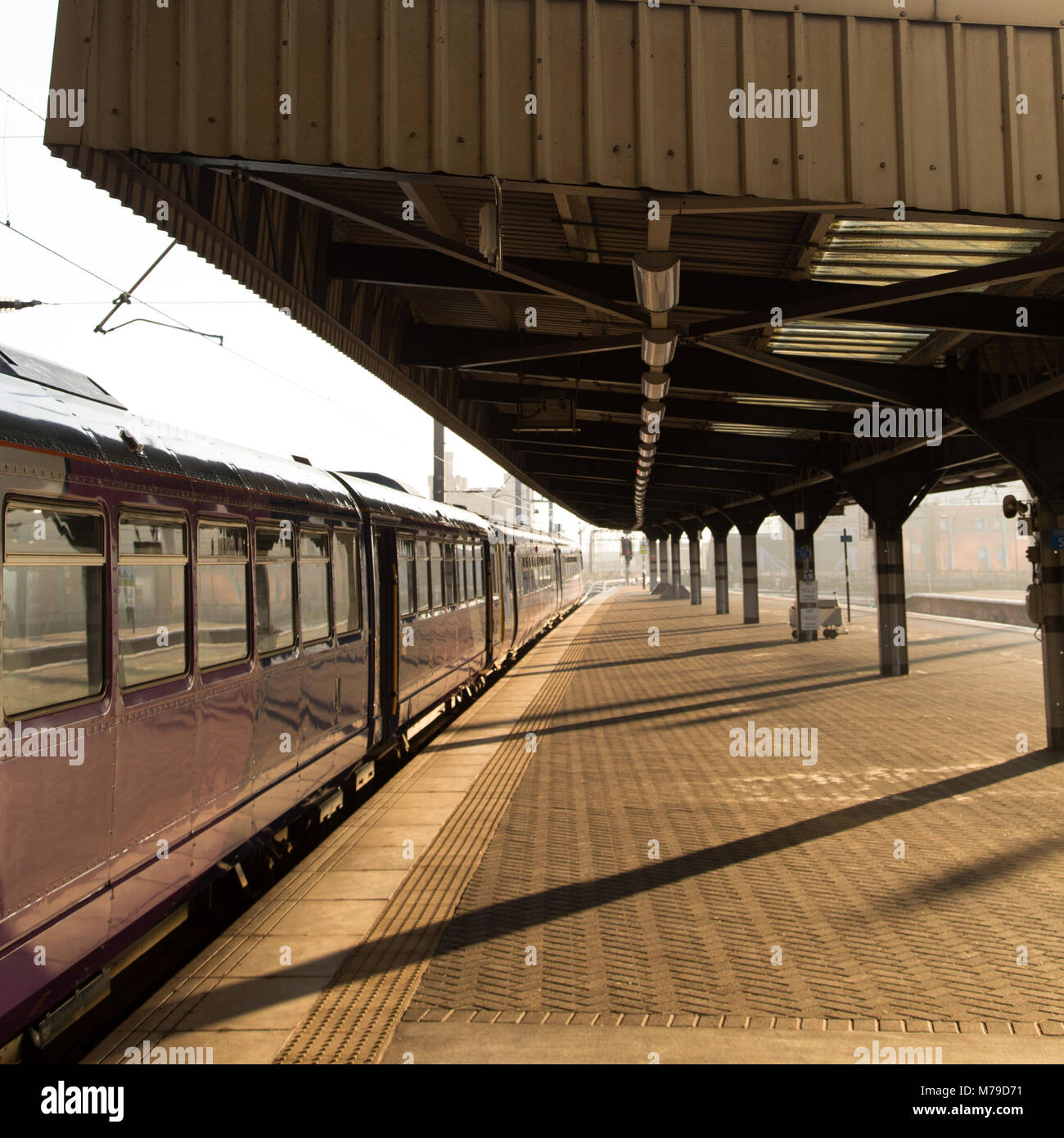Central station platform railway hi-res stock photography and images ...