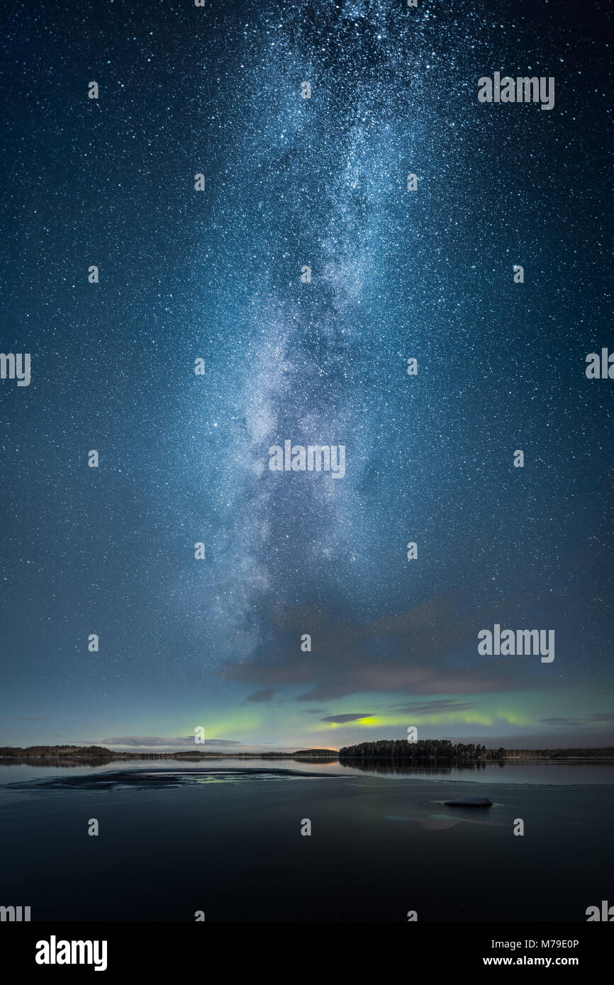 Northern lights above lake hi-res stock photography and images - Alamy