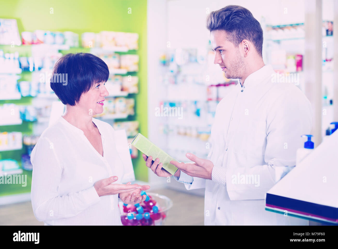 Man seller assisting customer hi-res stock photography and images - Alamy