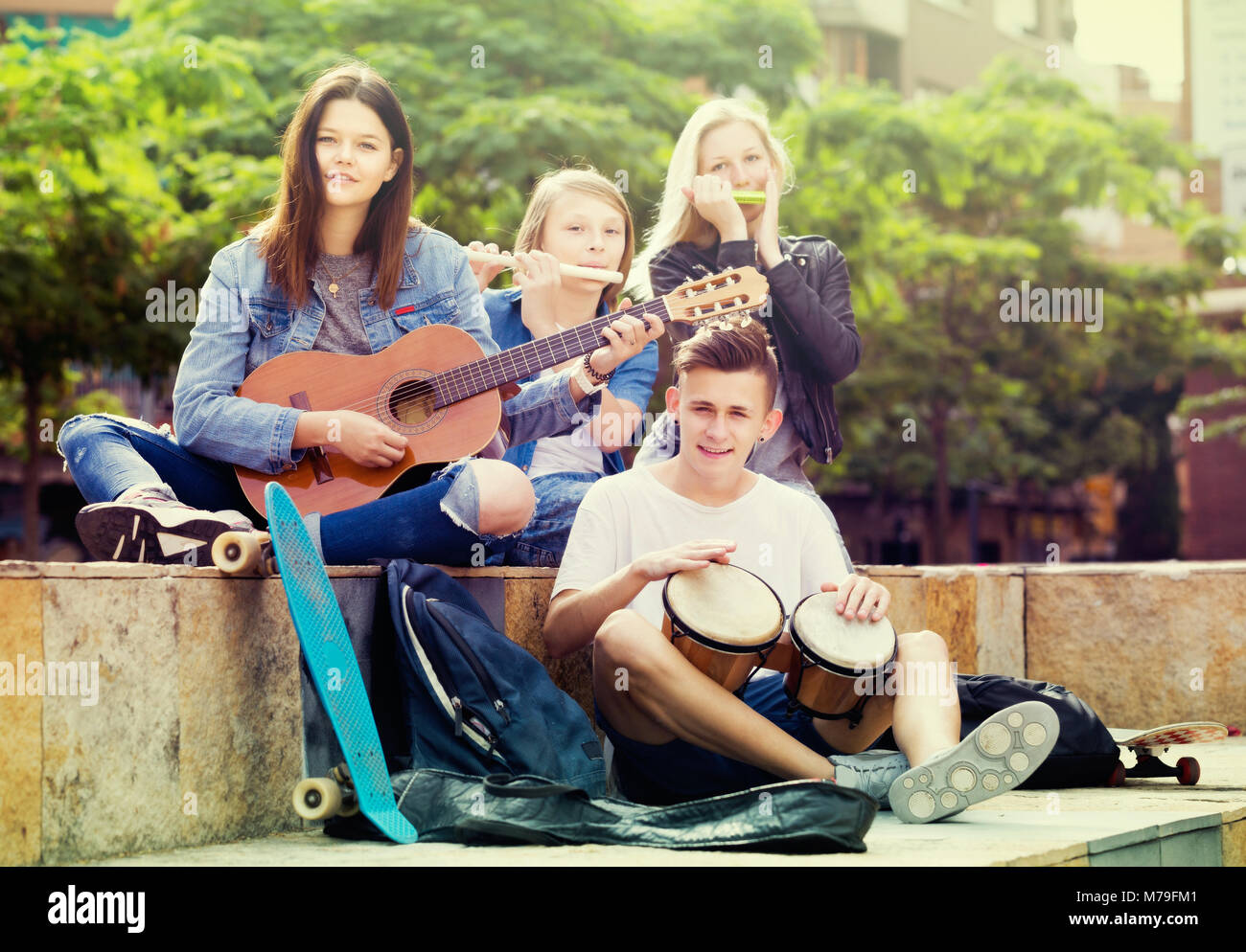 Two girls two boys band hi-res stock photography and images - Alamy