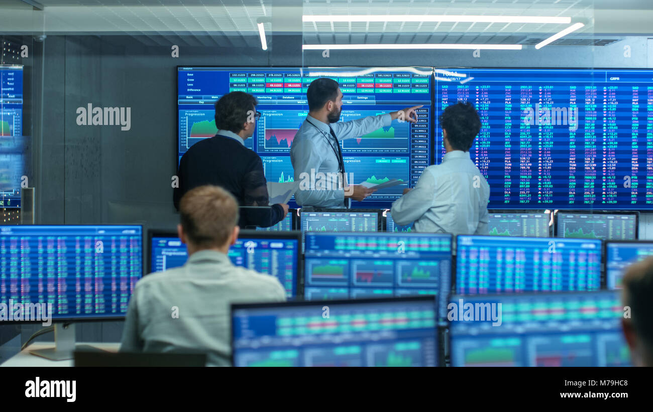 Data center monitor graph hi-res stock photography and images - Alamy