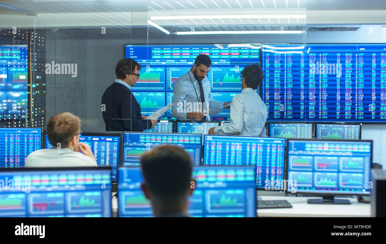 Data center monitor graph hi-res stock photography and images - Alamy