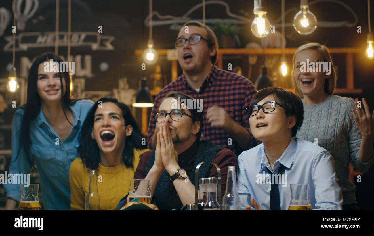 Young women cheering for team hi-res stock photography and images - Alamy