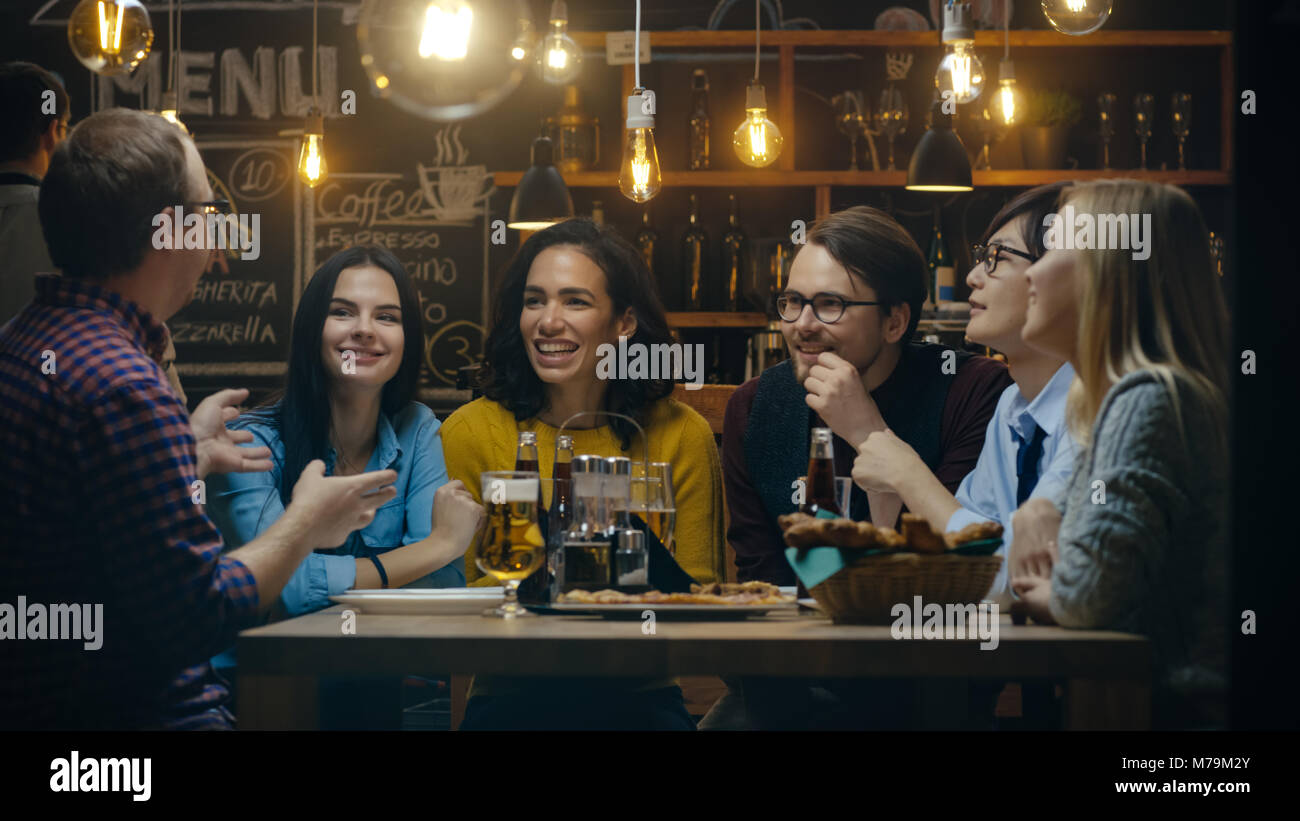 Conversation young people hi-res stock photography and images - Alamy