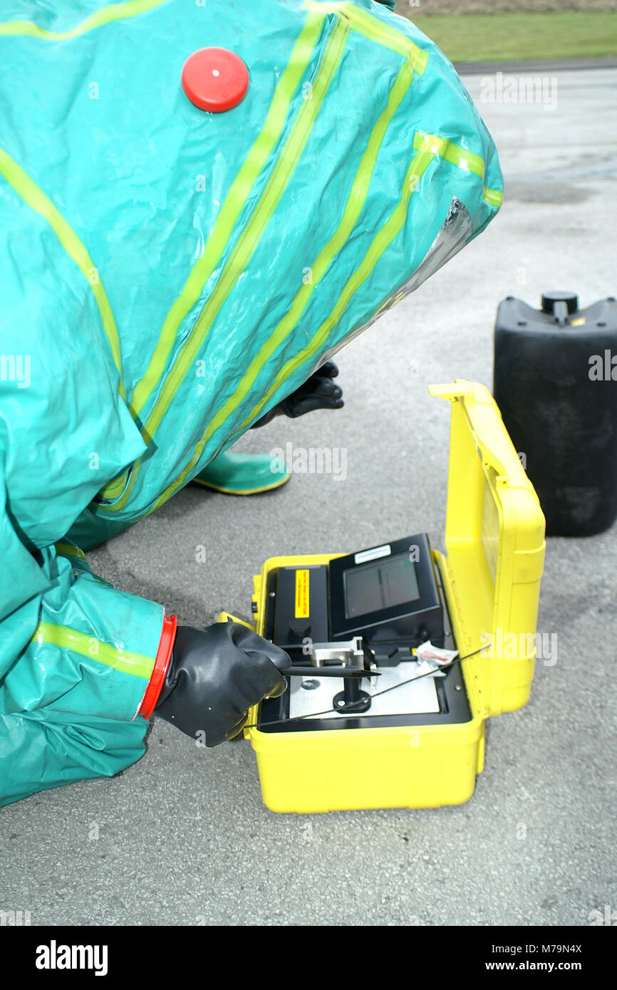 Hazmat crew hi-res stock photography and images - Alamy
