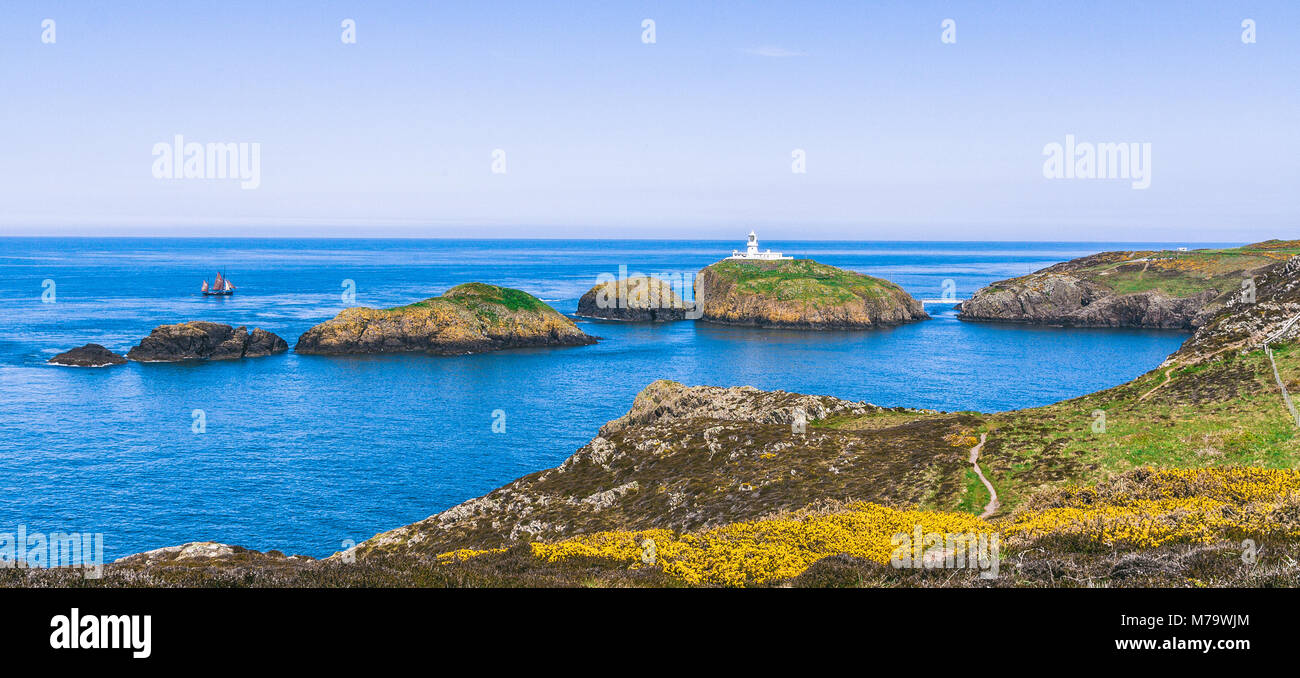 Ship green lighthouse pier hi-res stock photography and images - Alamy