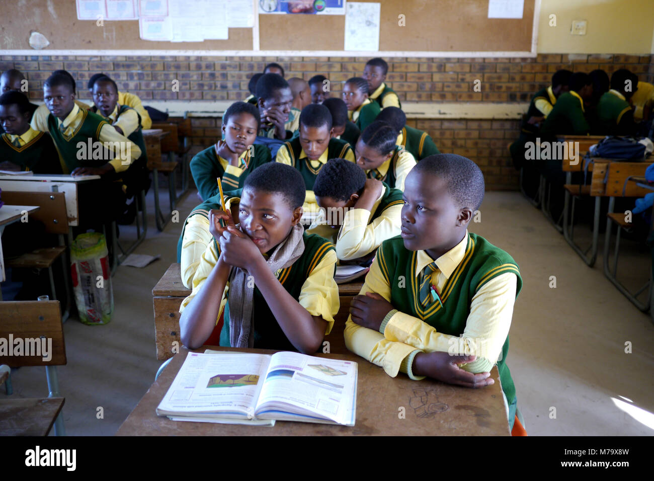 Overcrowded classroom hi-res stock photography and images - Alamy