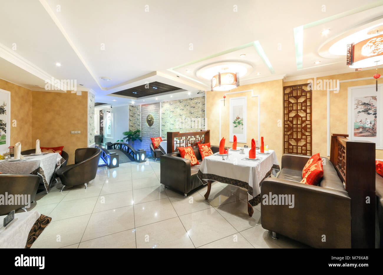 MOSCOW - AUGUST 2014: Interior of Chinese cuisine restaurant "HARBIN ...