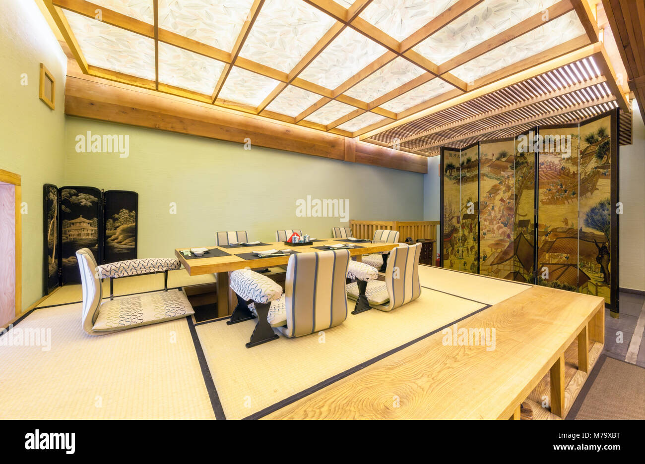 MOSCOW - AUGUST 2014: Interior of the Japanese restaurant "SEIJI" in ...
