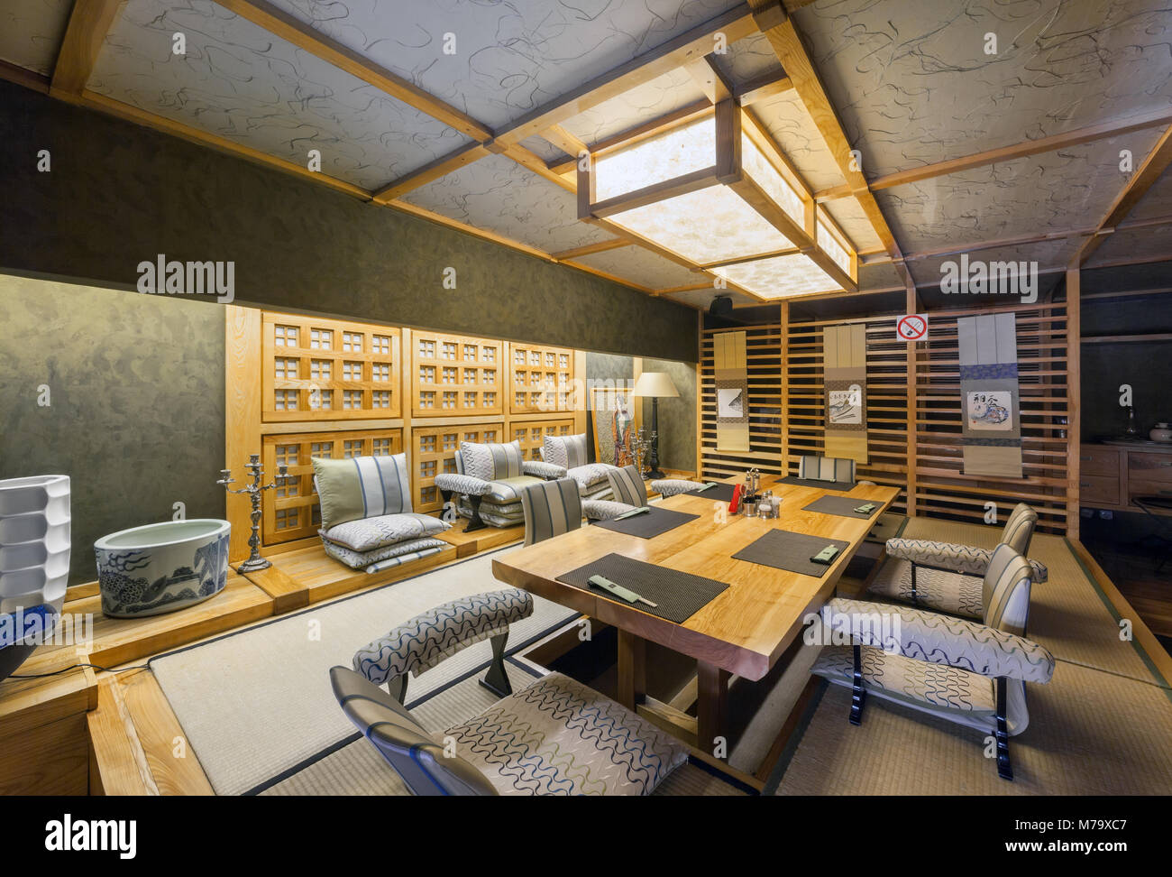MOSCOW - AUGUST 2014: Interior of the Japanese restaurant "SEIJI" in ...