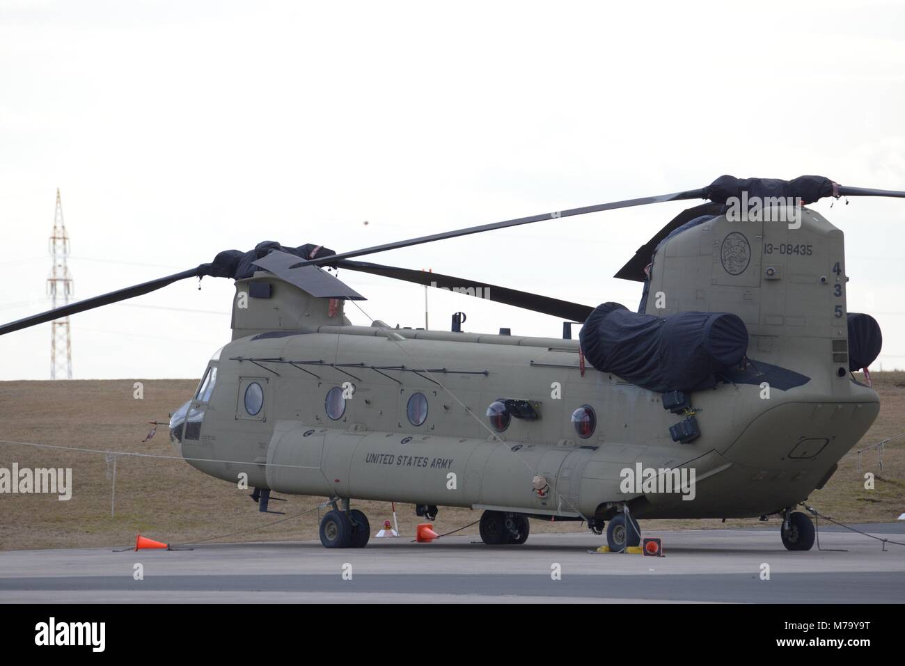 A U.S. Army CH-47 Chinook helicopter from 1st Battalion, 214th Aviation ...