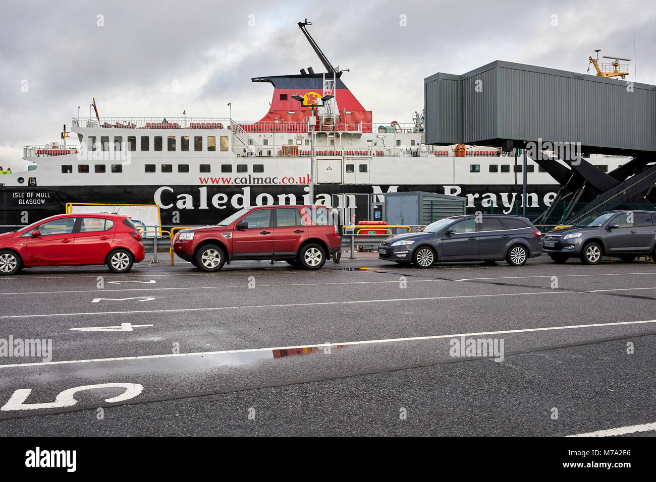 Caledonian MacBrayne ferry, "Isle of Mull" approaches, manoeuvers and ...