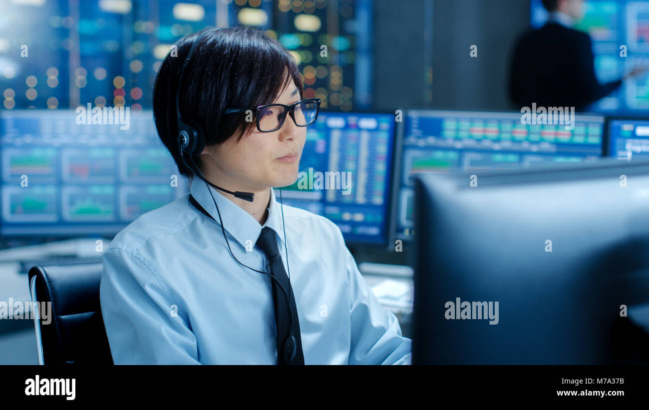 Network operations center hi-res stock photography and images - Alamy