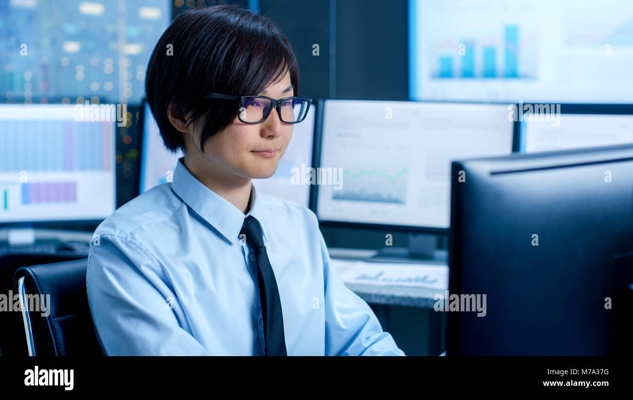 Data Center Monitor Graph High Resolution Stock Photography and Images ...