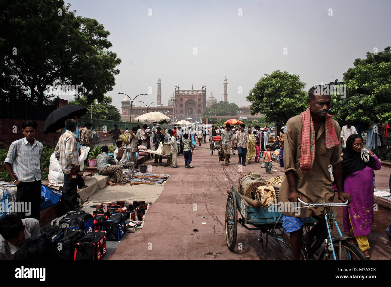 Delhi, India: street vendors in the Meena Bazar close the Jama Masjid ...