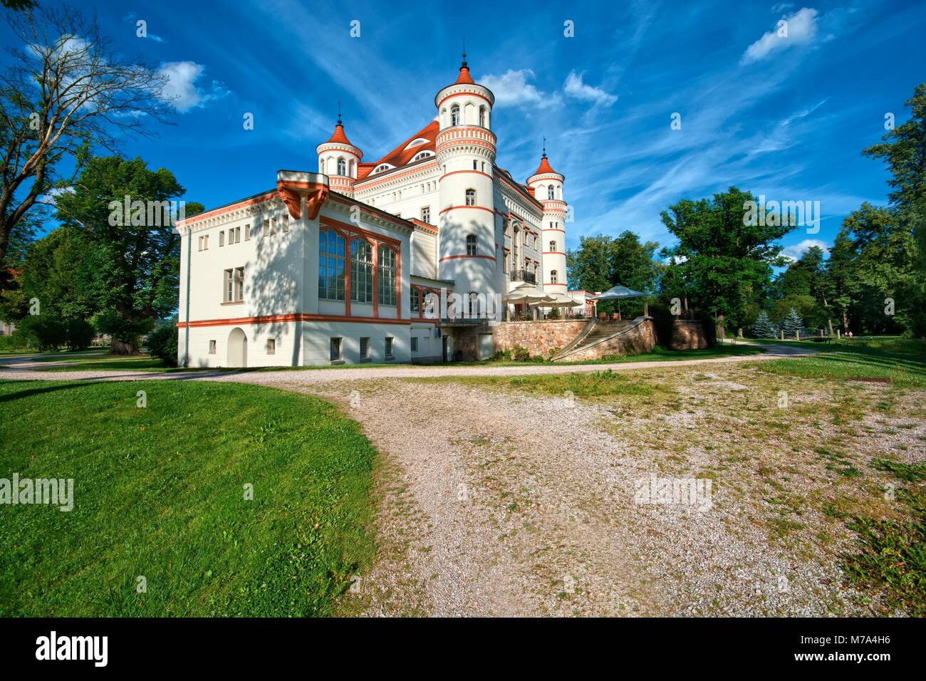 English neo gothic palace hi-res stock photography and images - Alamy
