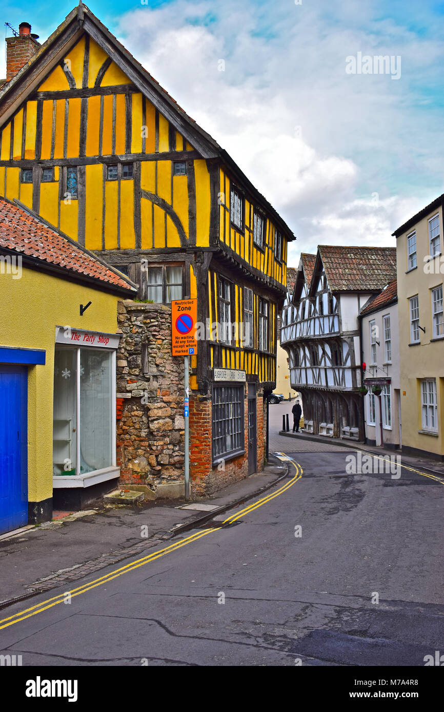 Old buildings leading to the medieval square in the centre of Axbridge ...