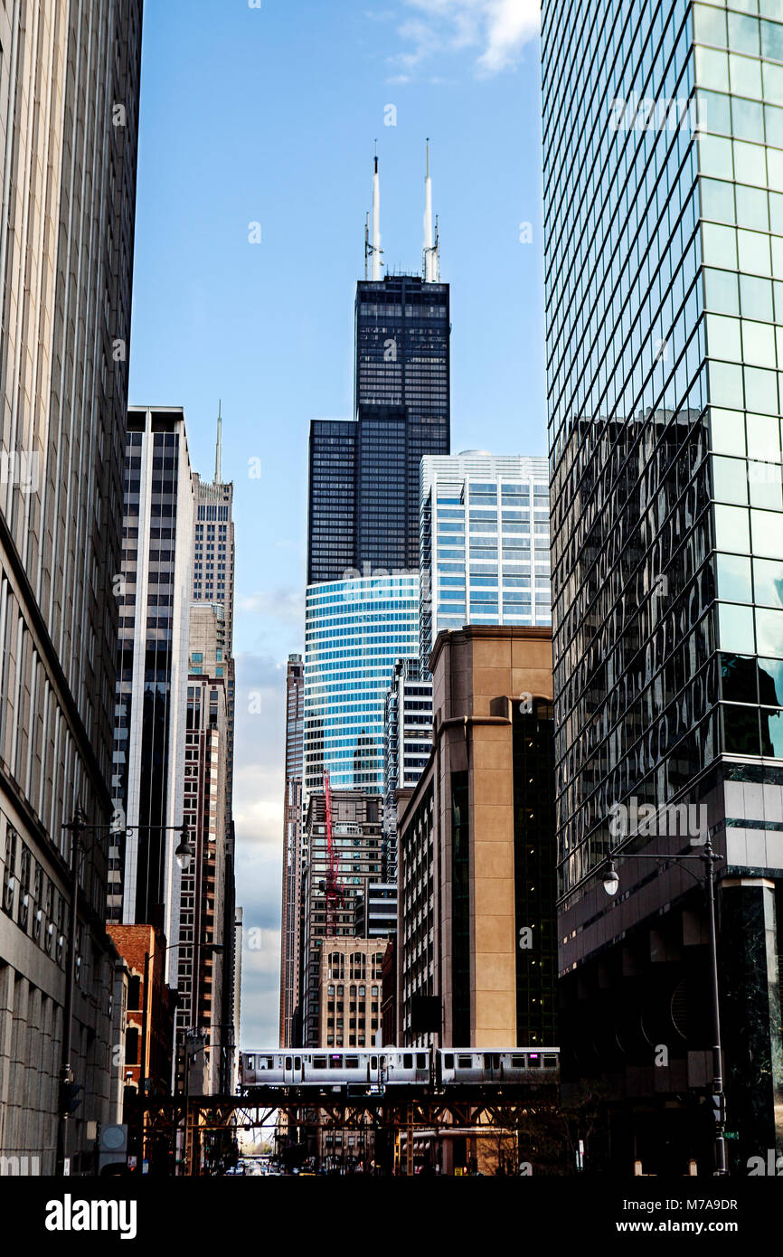 Chicago Illinois Skyline Traffic Stock Photos & Chicago Illinois ...