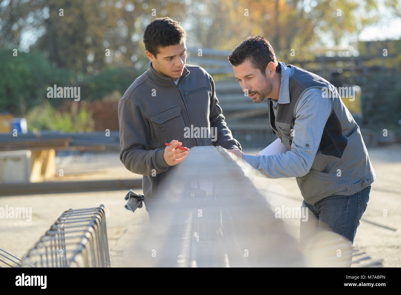 Workmen workers looking hi-res stock photography and images - Alamy