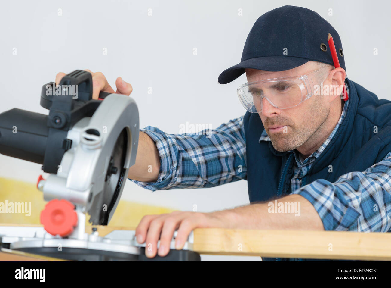 Man using circular saw Stock Photo - Alamy