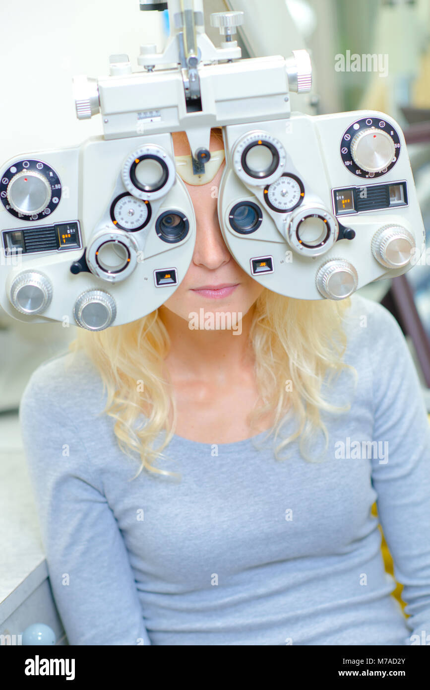 ophthalmologist performing eye tests Stock Photo - Alamy