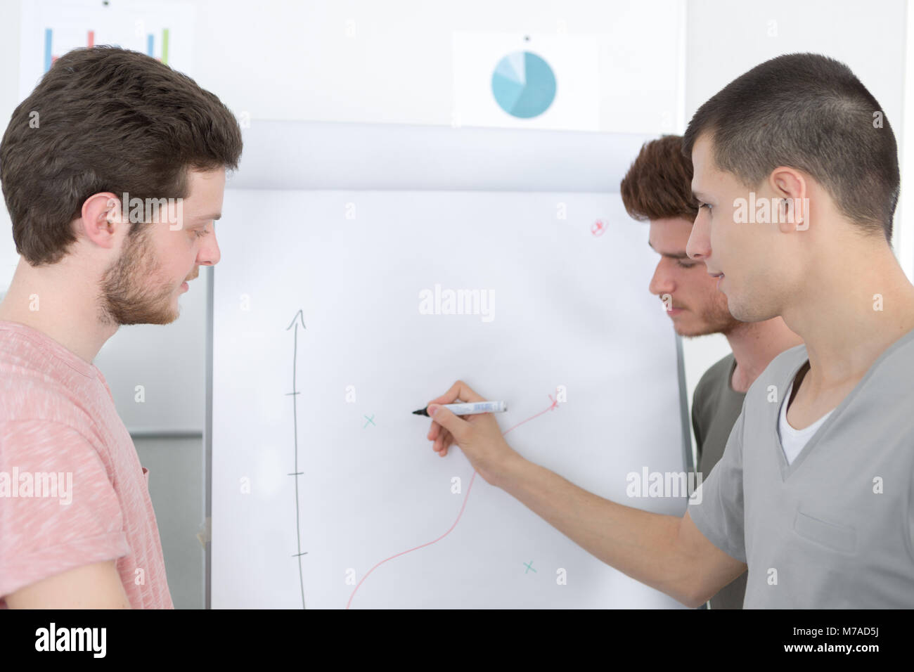Students pointing something hi-res stock photography and images - Alamy