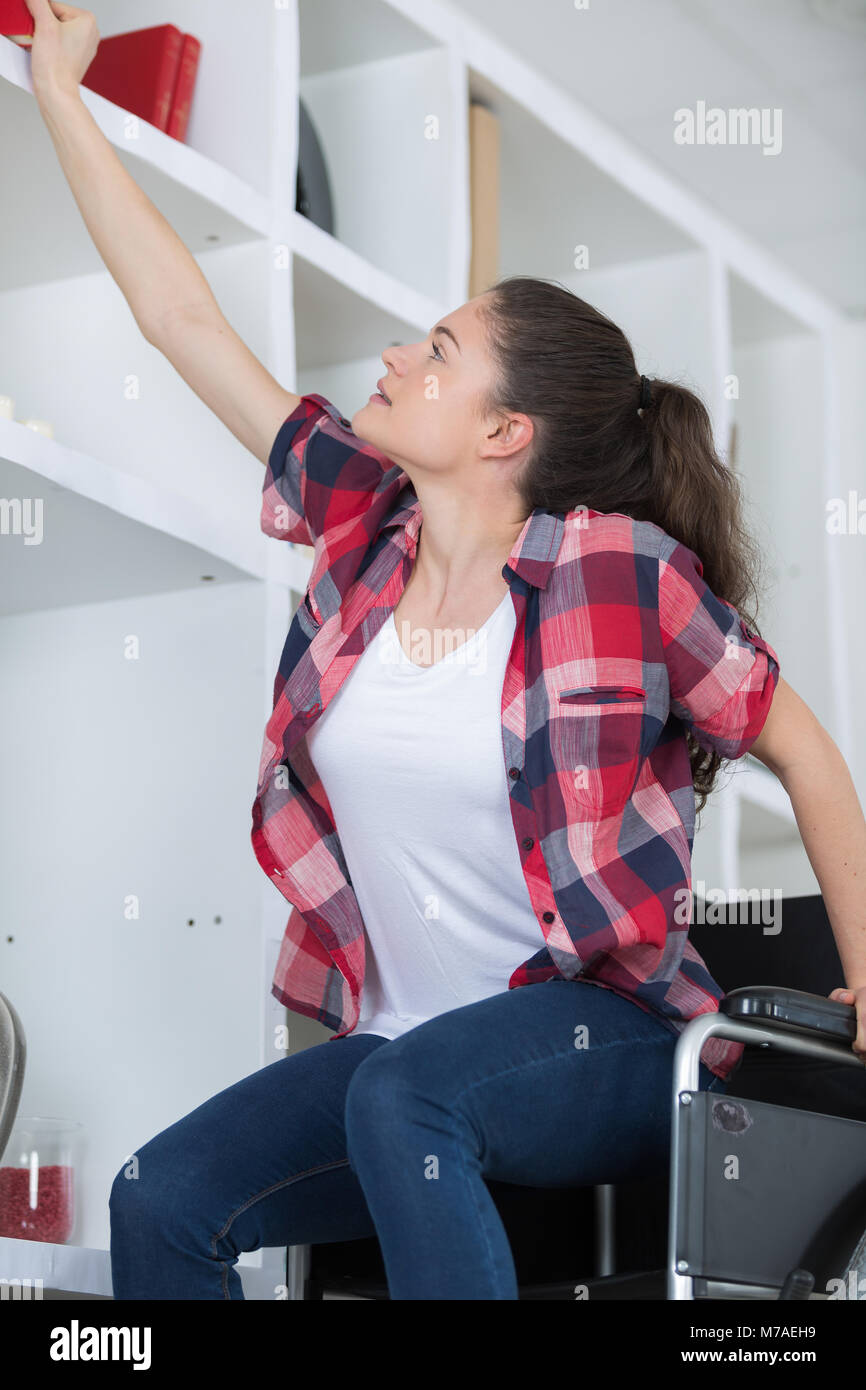 Student library bookshelf reach hi-res stock photography and images - Alamy