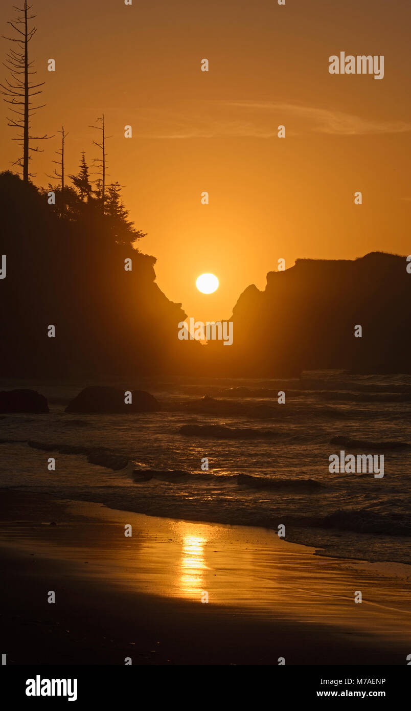 Setting sun through coastal hi-res stock photography and images - Alamy