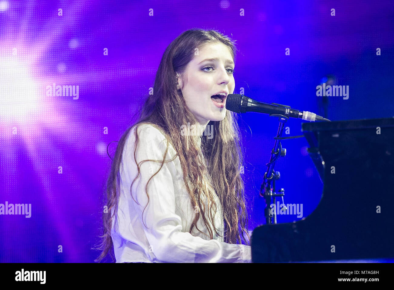 Birdy singer hi-res stock photography and images - Alamy