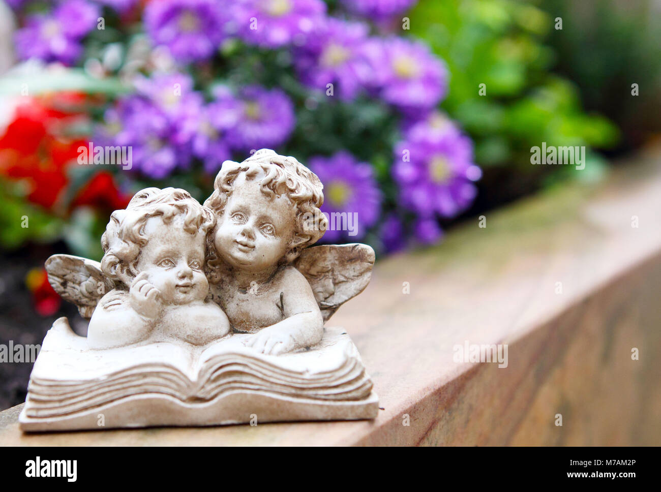 Small tomb angels with commemorative book hi-res stock photography and ...