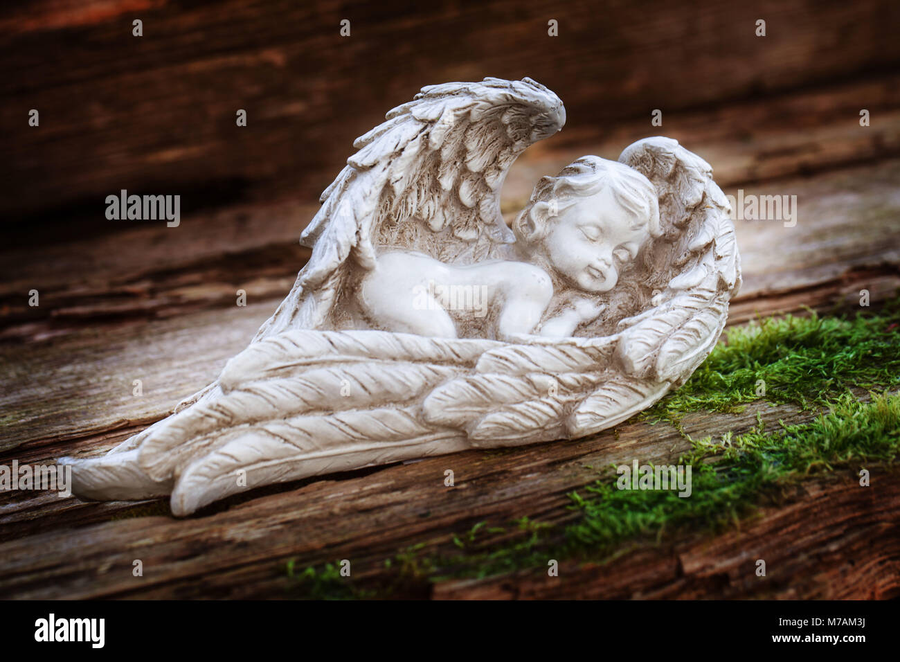 Moss on angel statue hi-res stock photography and images - Alamy