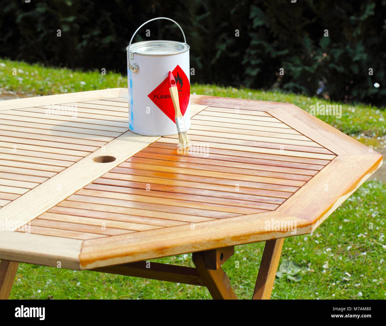 Paint bucket on garden table hi-res stock photography and images - Alamy